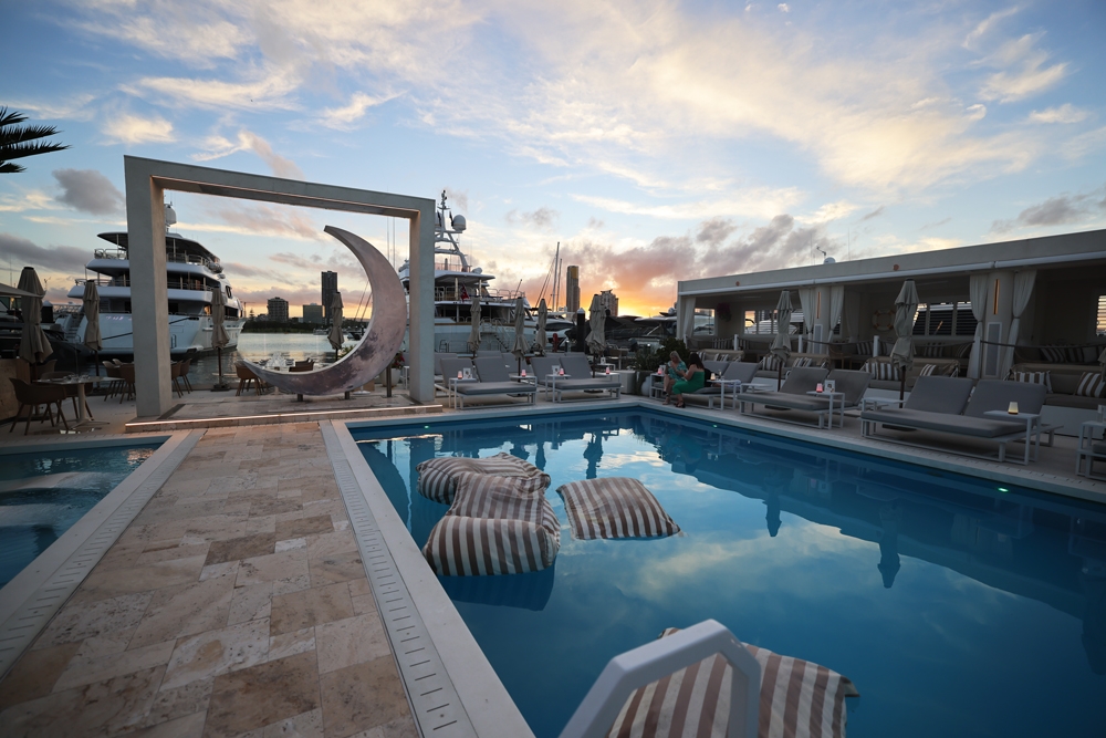 La Luna Beach Club Main Beach | Must Do Gold Coast